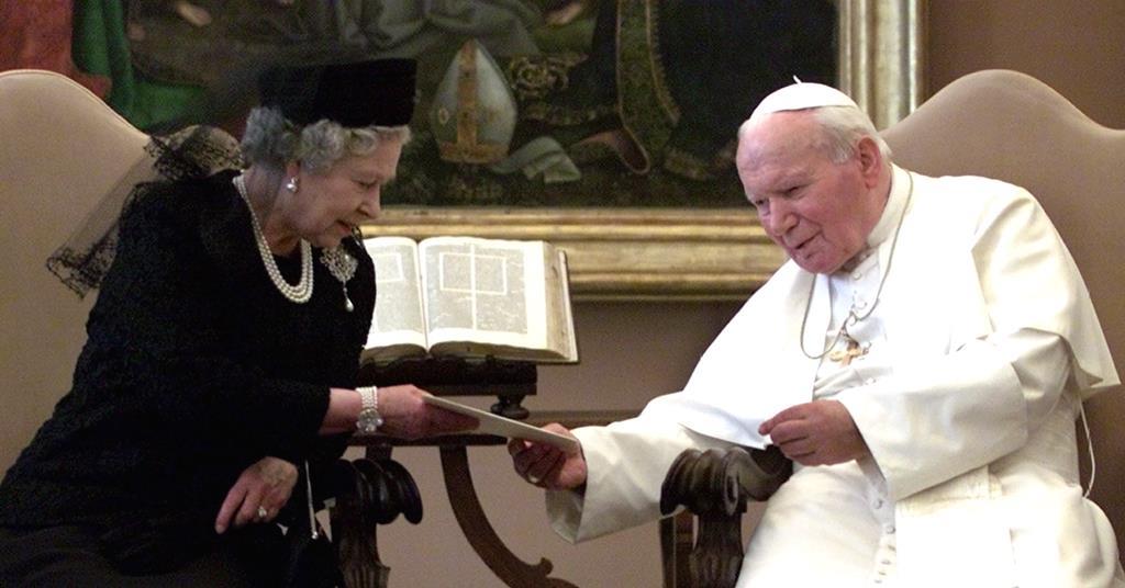12 holy moments with the Queen - in pictures | Archive content ...