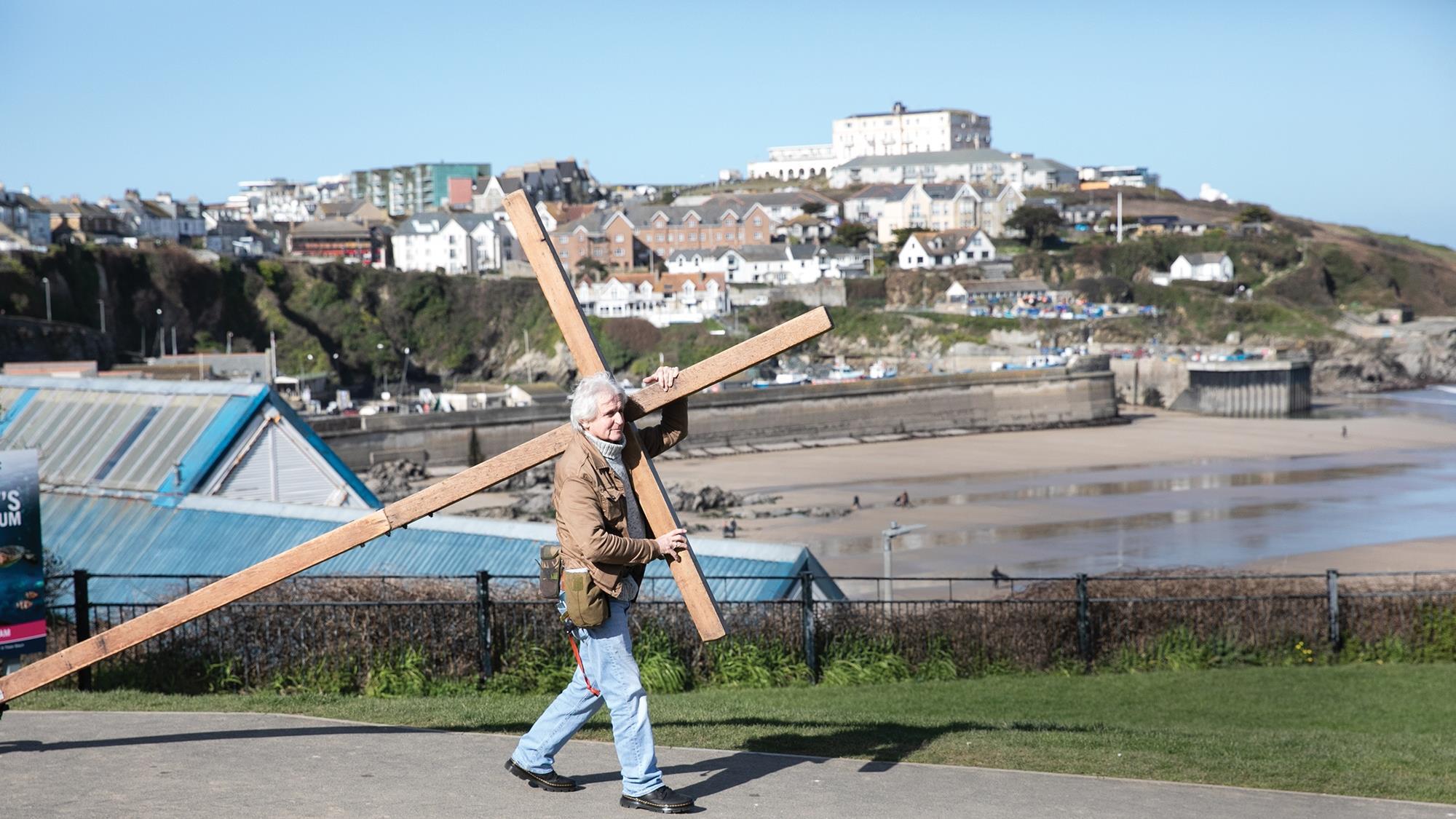 This man is carrying a giant cross around Cornwall. I followed him to ...